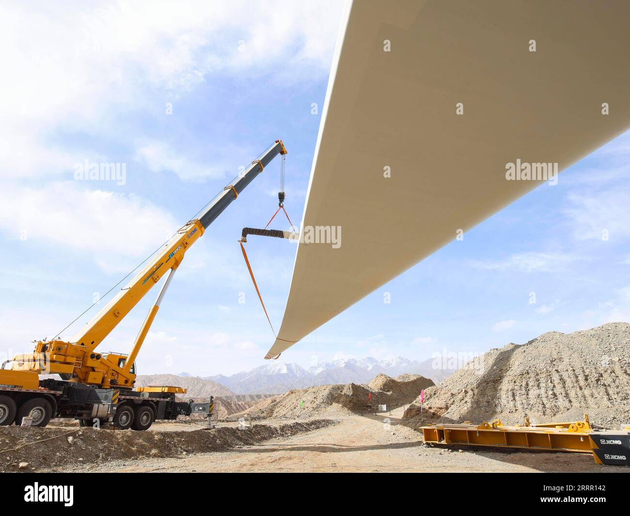Wind tower blade installation hi-res stock photography and images - Alamy