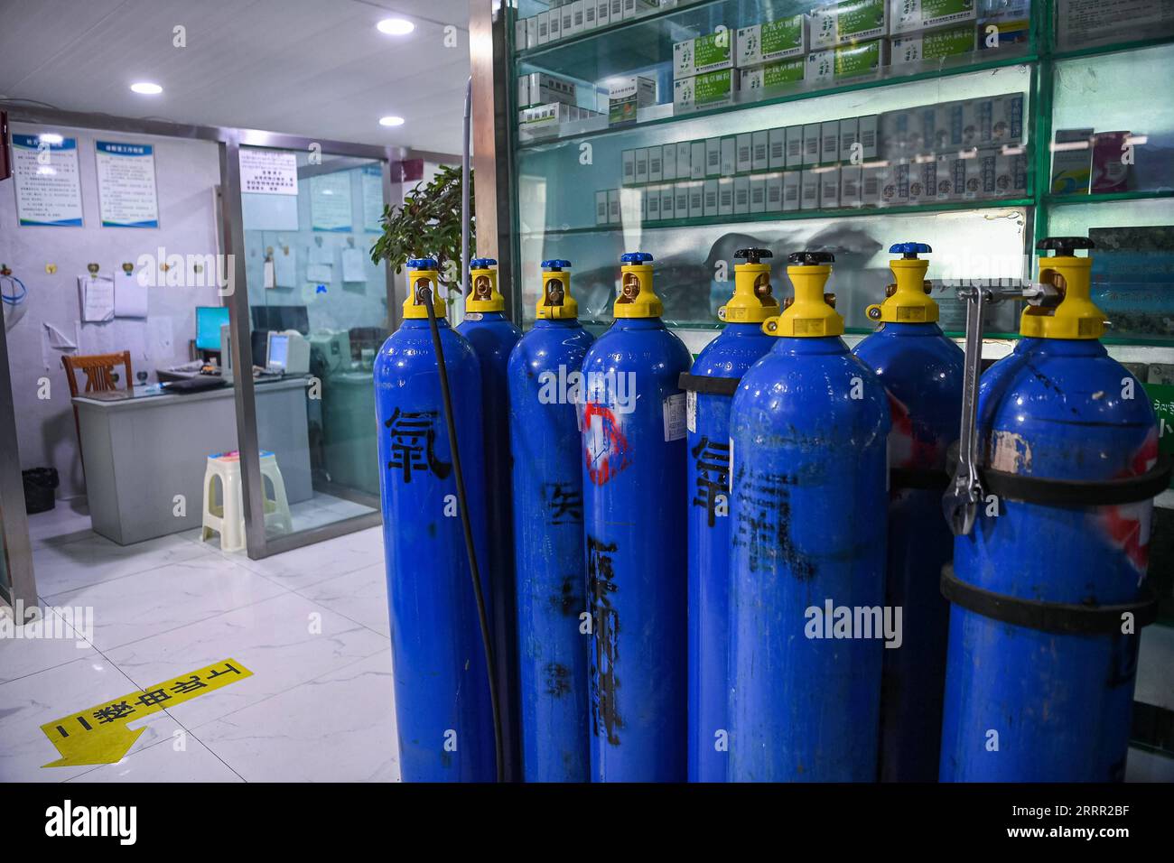 Medical oxygen cylinders hi-res stock photography and images - Alamy