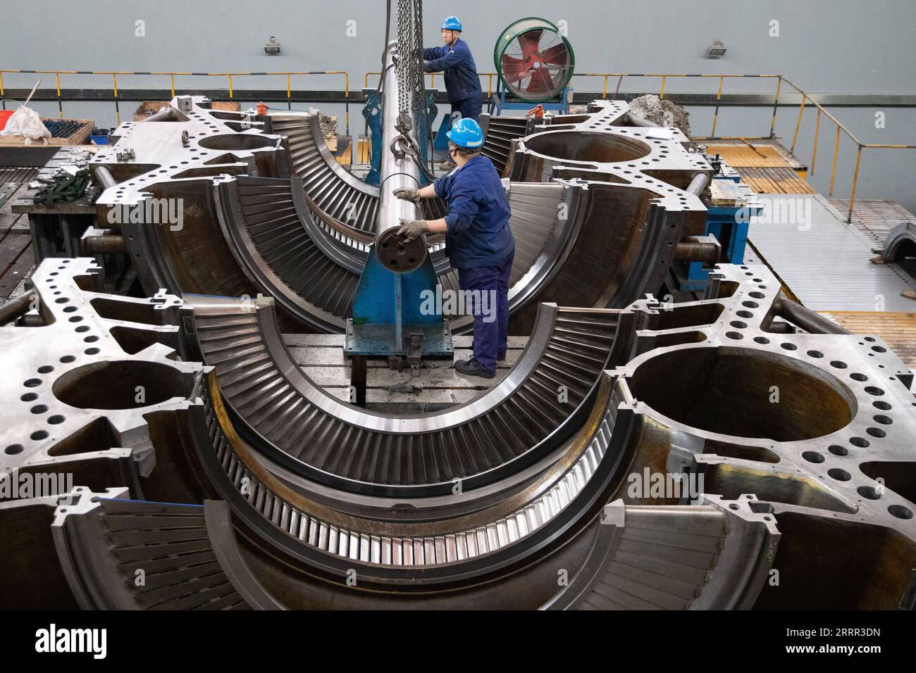 230429 -- HARBIN, April 29, 2023 -- Workers assemble an equipment at ...