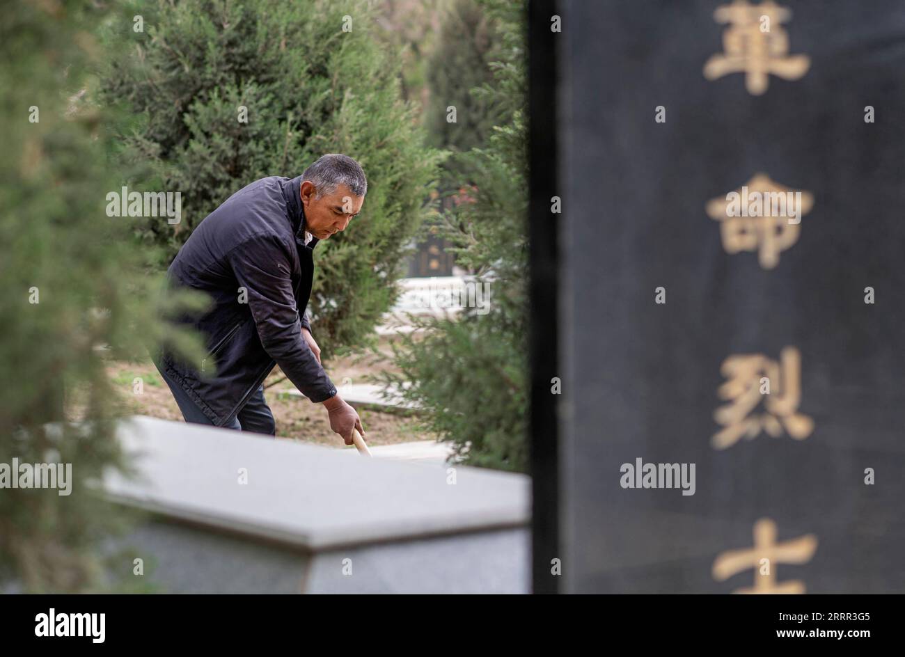 230430 -- YECHENG, April 30, 2023 -- Eniwar Emer weeds in the Yecheng ...
