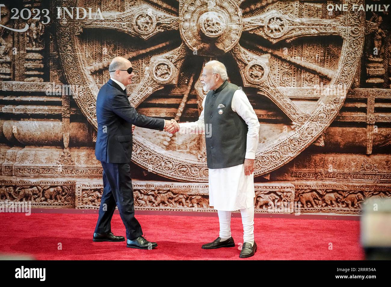 Neu Delhi, India. 09th Sep, 2023. German Chancellor Olaf Scholz (l, SPD ...