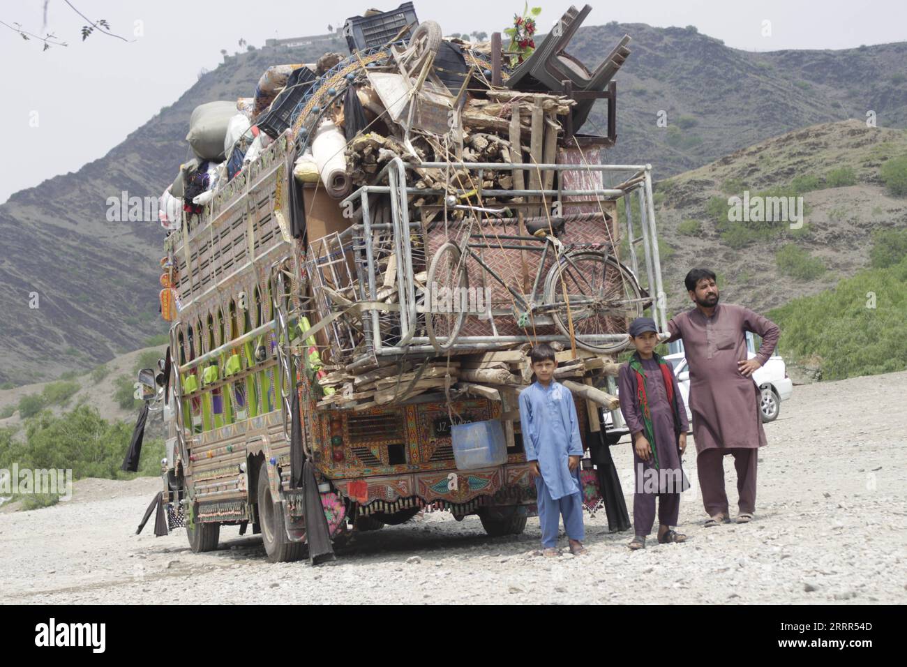 Afghan refugees in pakistan 2023 hi-res stock photography and images ...