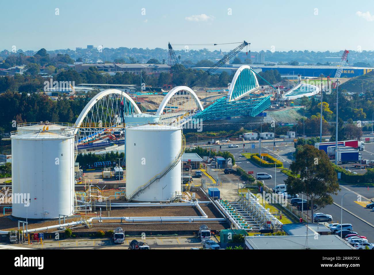 Installation of the bridge crossing Alexandra Canal on Airport Drive at ...