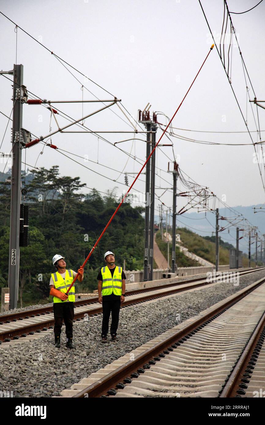 Overhead catenary hi-res stock photography and images - Alamy