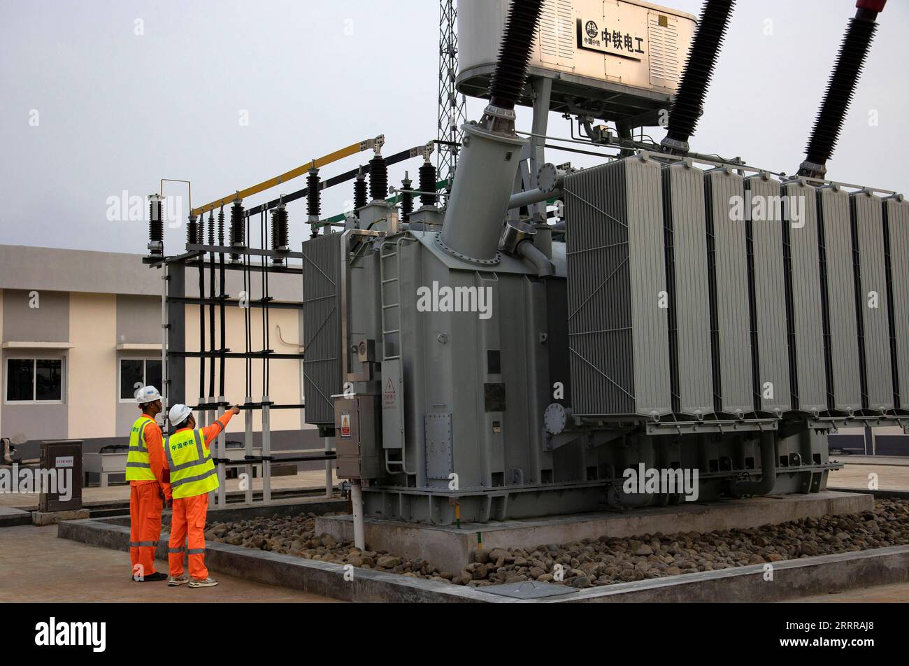 230519 -- JAKARTA, May 19, 2023 -- Technicians from China Railway ...