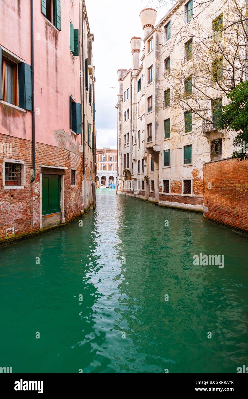 Beautiful canals and traditional Venetian buildings in Venice, Veneto ...