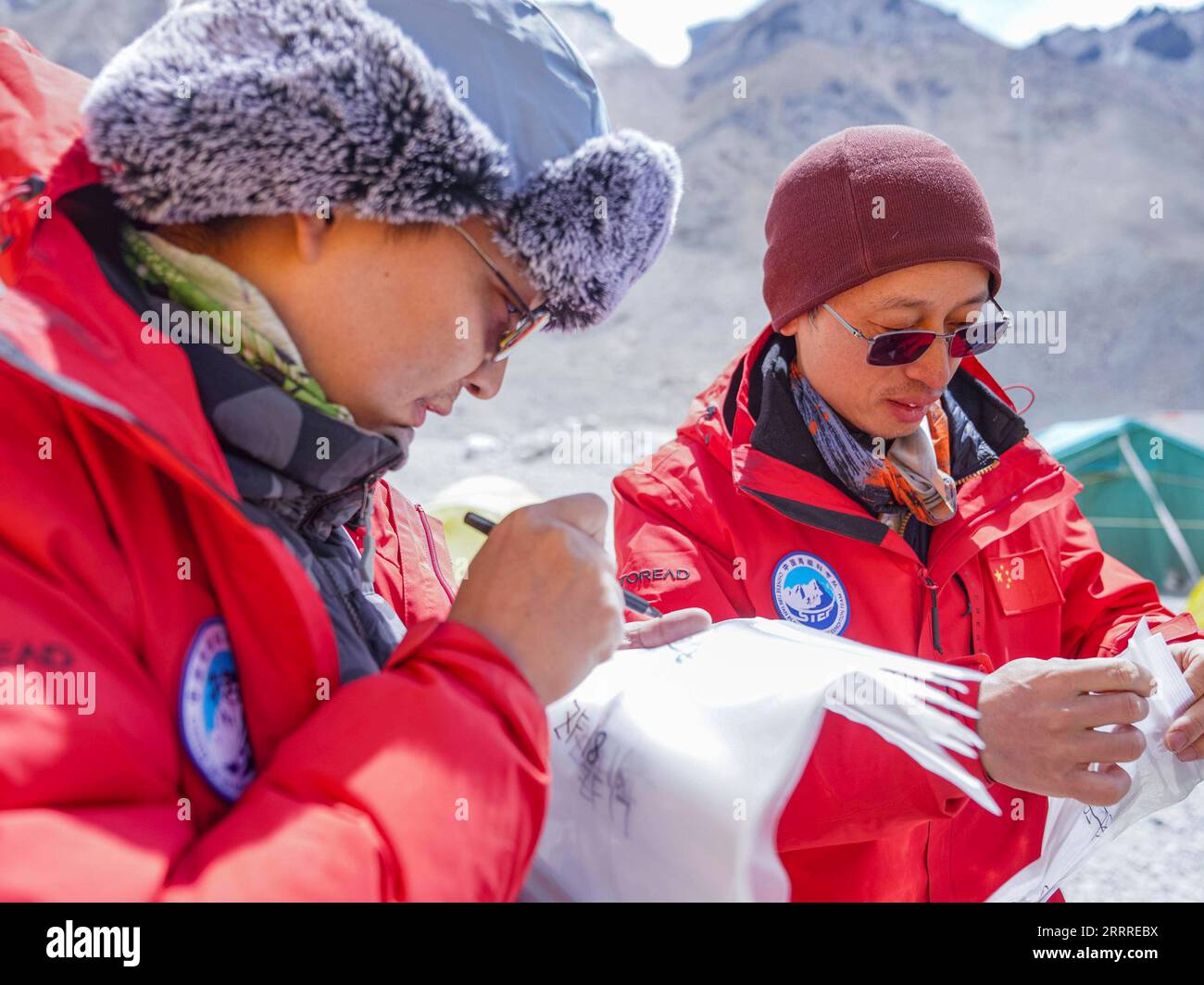Tao expedition hi-res stock photography and images - Alamy