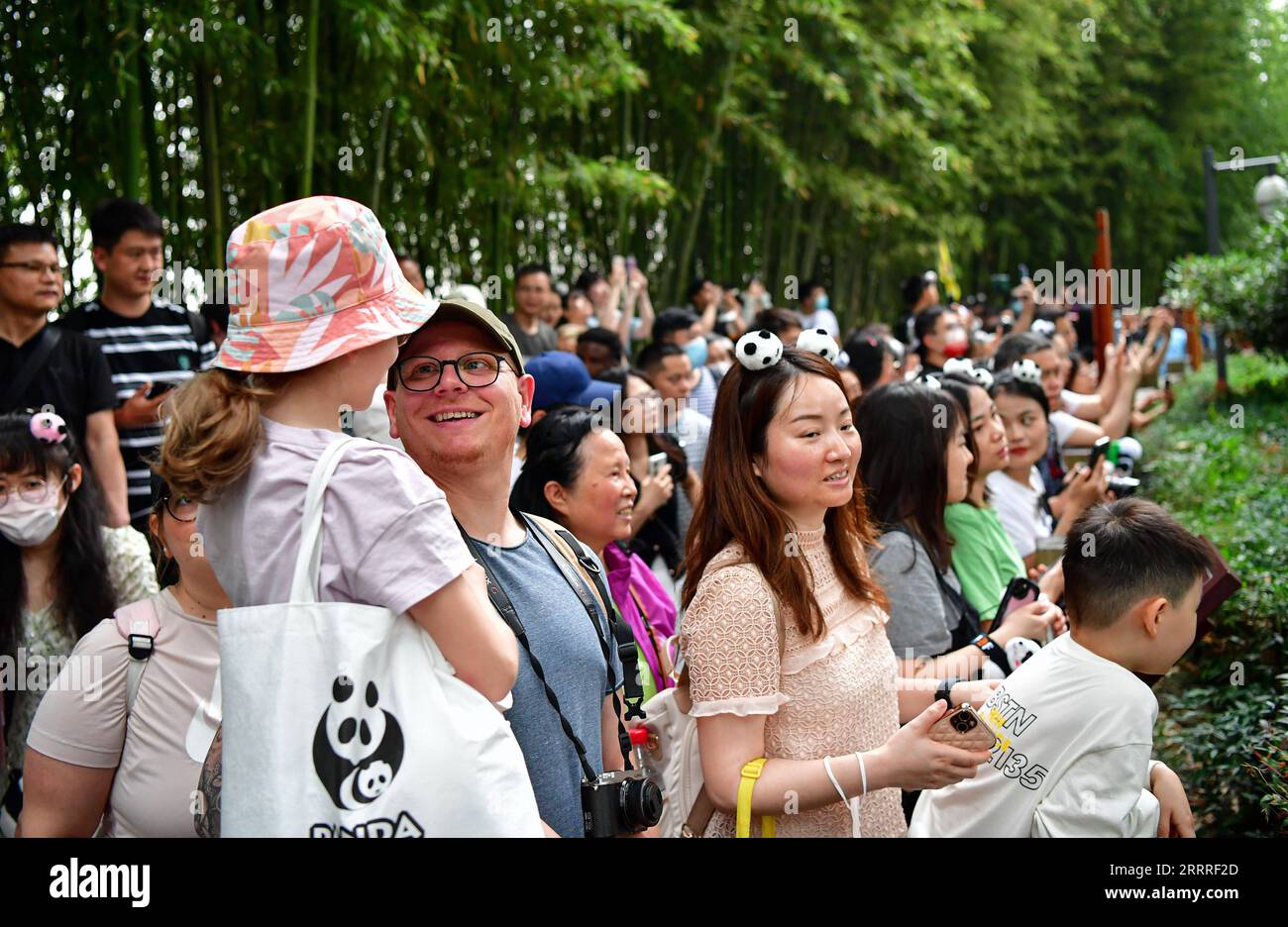 230526 -- CHENGDU, May 26, 2023 -- Ninon Vernay and her father watch ...