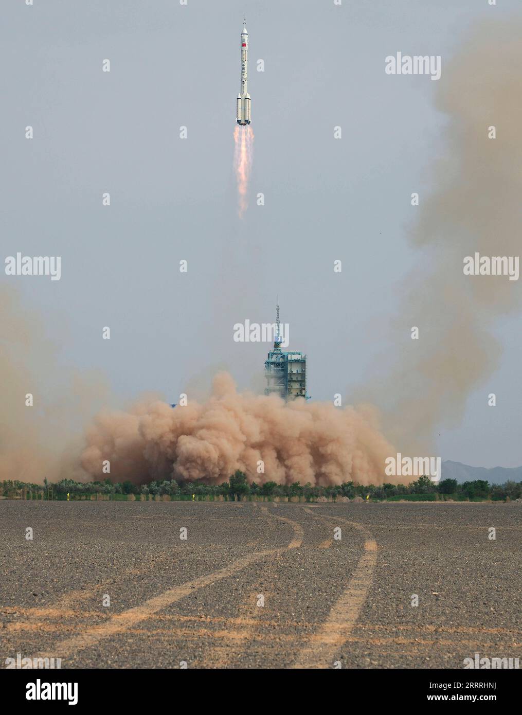 230530 -- JIUQUAN, May 30, 2023 -- The Shenzhou-16 manned spaceship ...