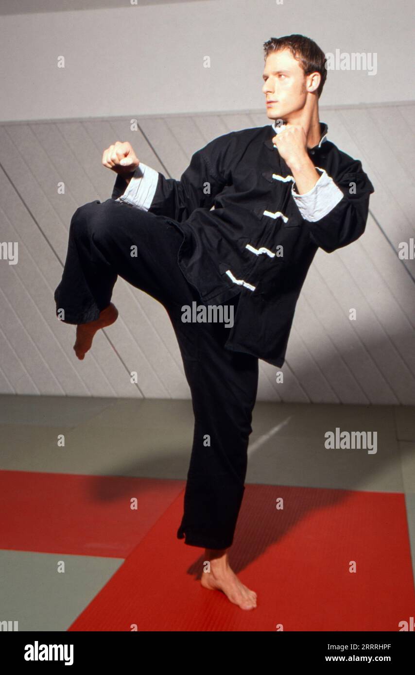 Model Lars Wunsch bei einer Studiofotosession zum Thema "Martial Arts ...