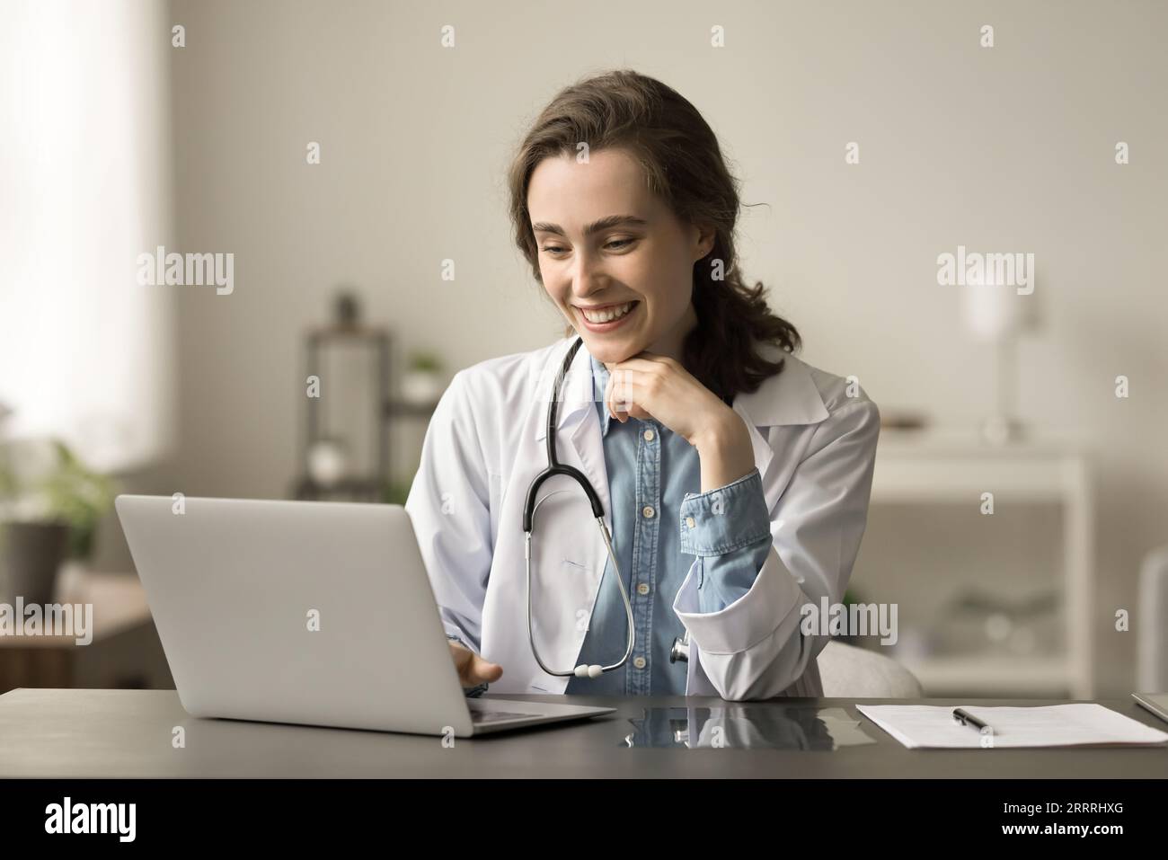 Happy medical doctor laptop computer hi-res stock photography and ...