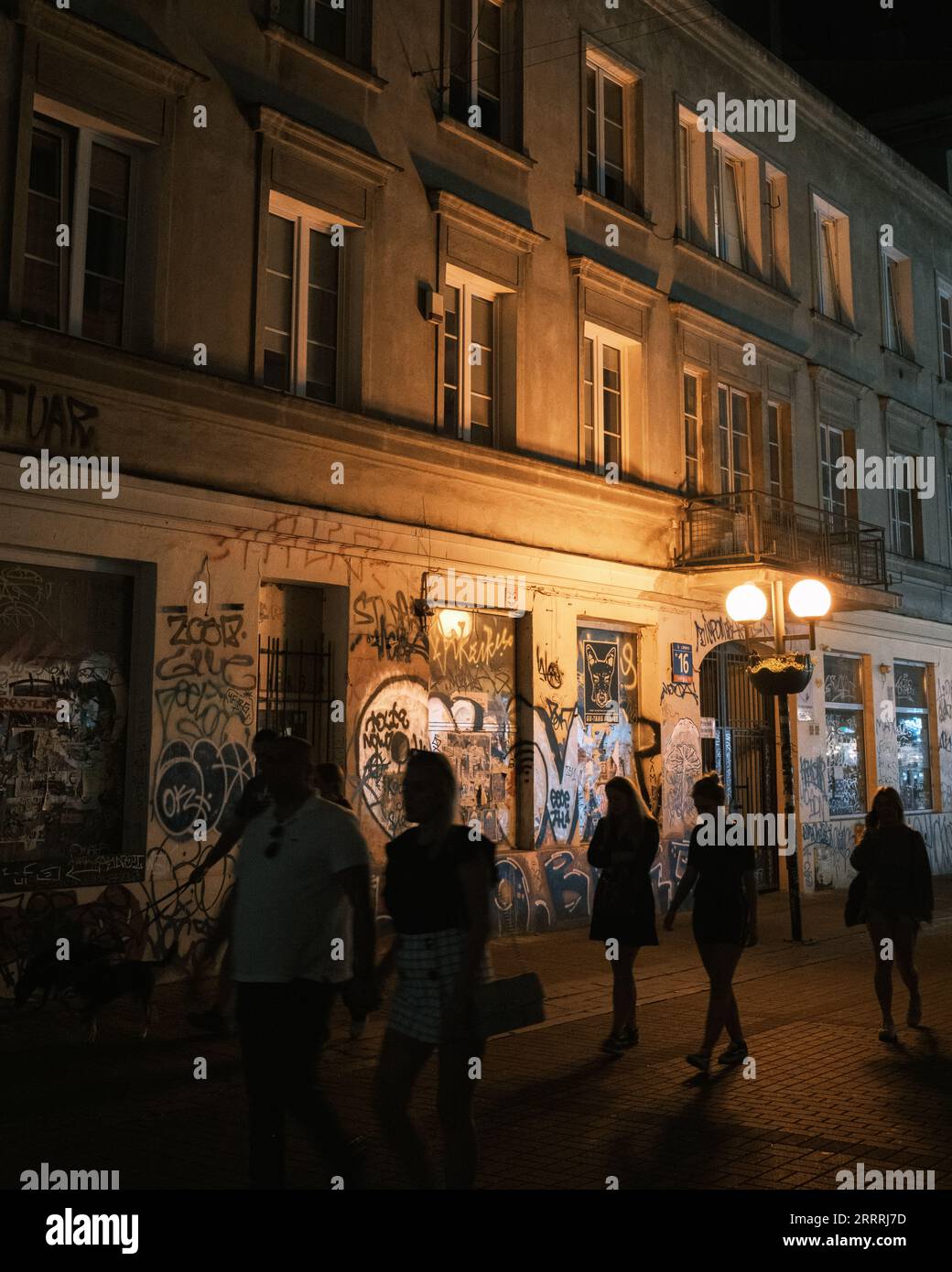 Night, street, people, walking hi-res stock photography and images - Alamy