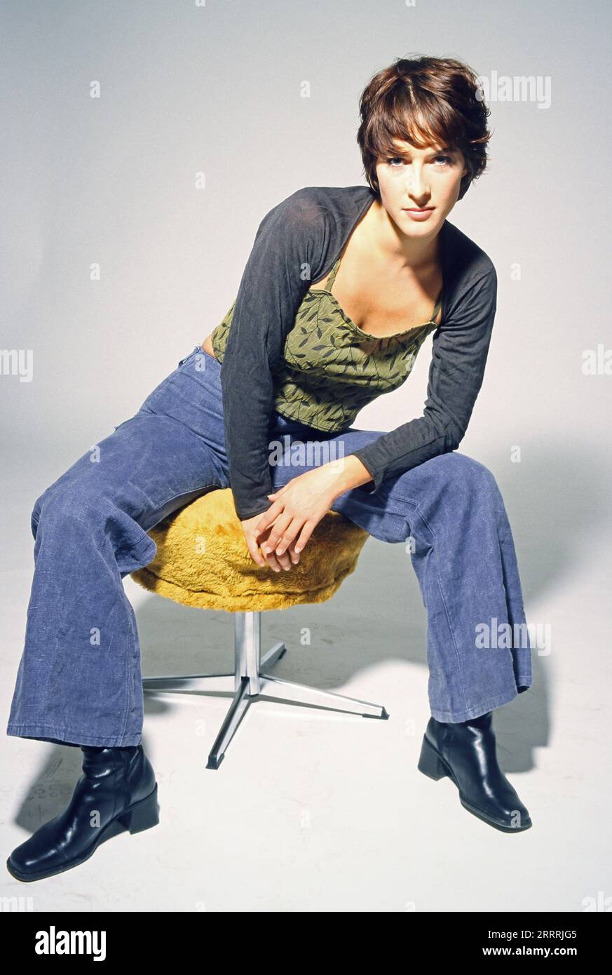 Margrit Sartorius, deutsche Schauspielerin, in Jeans und Top sitzend ...