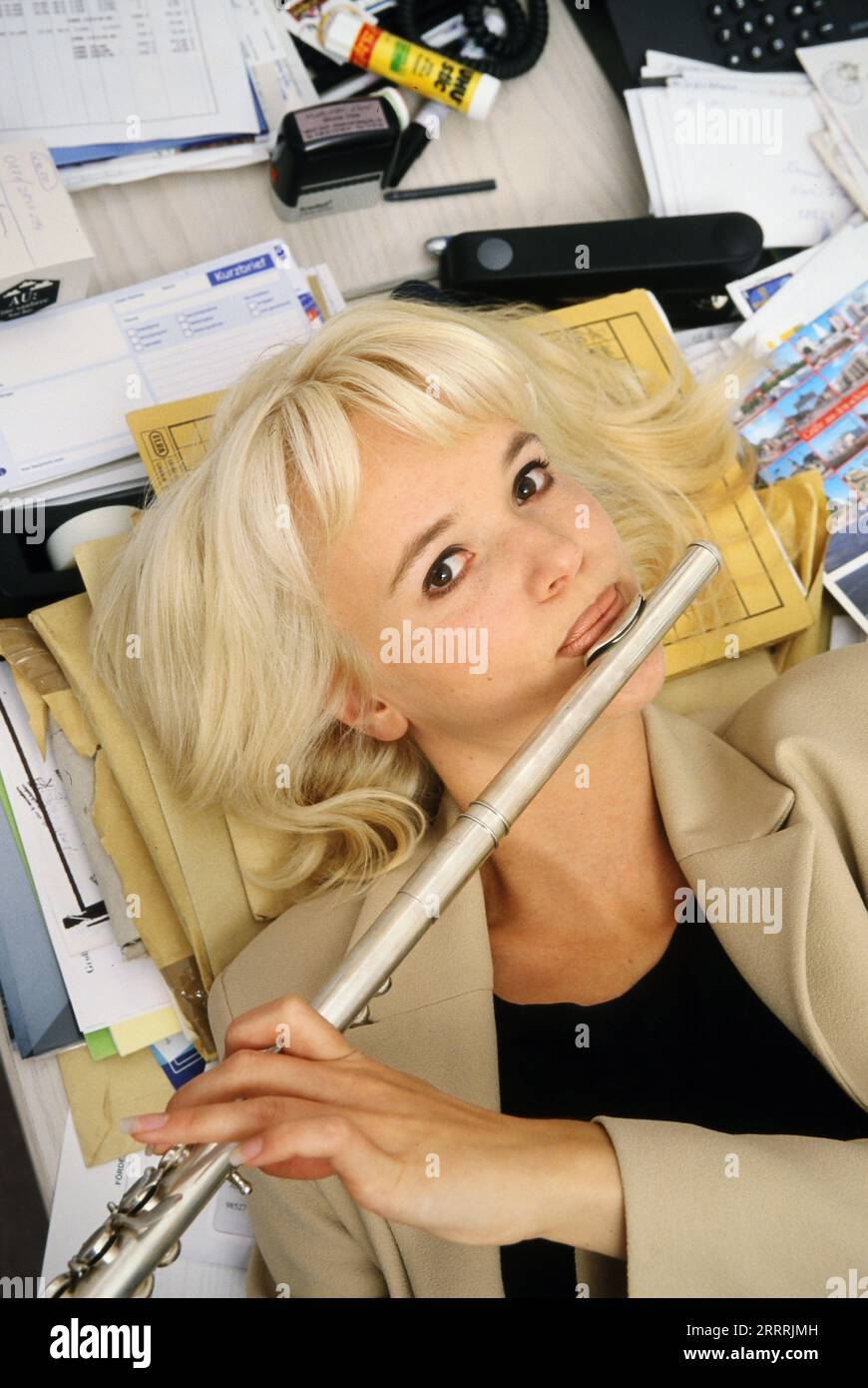 Simone Christ, deutsche Musikerin und Sängerin, mit Querflöte zuhause ...