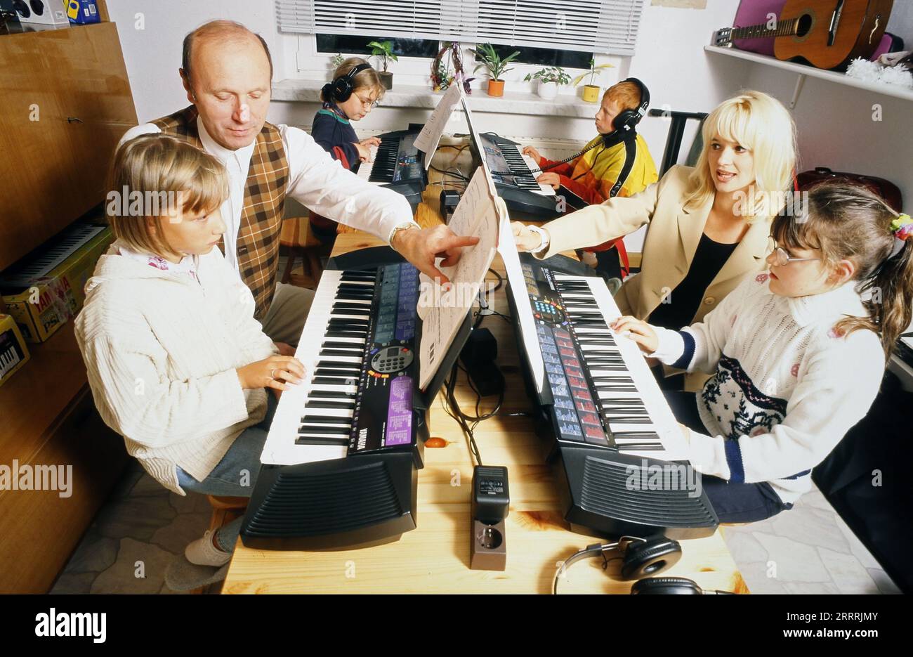 Simone Christ, deutsche Musikerin und Sängerin, und ihr Vater (?) geben ...