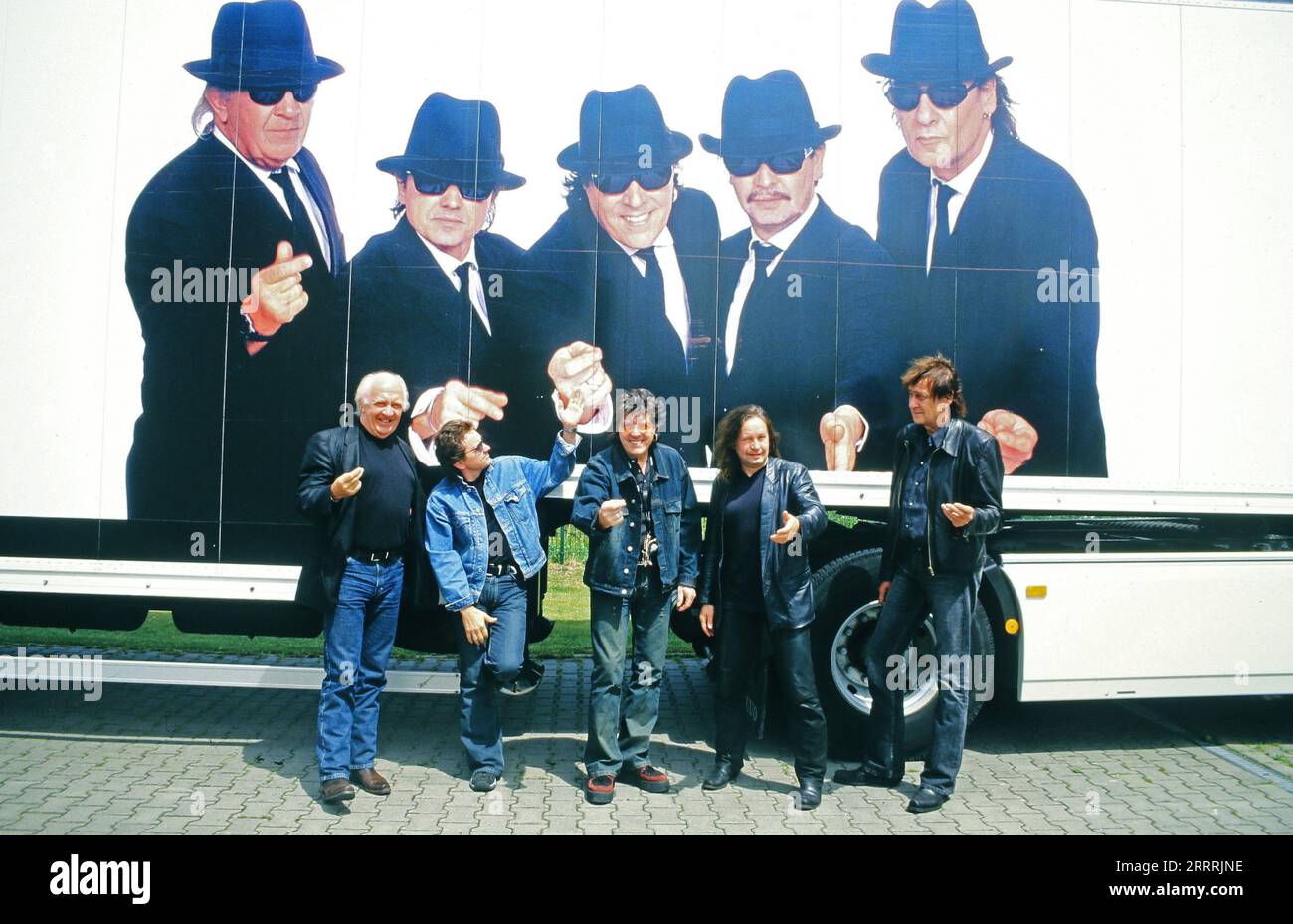 Puhdys, deutsche Rockband der ehemaligen DDR, vor ihrem Troutruck ...