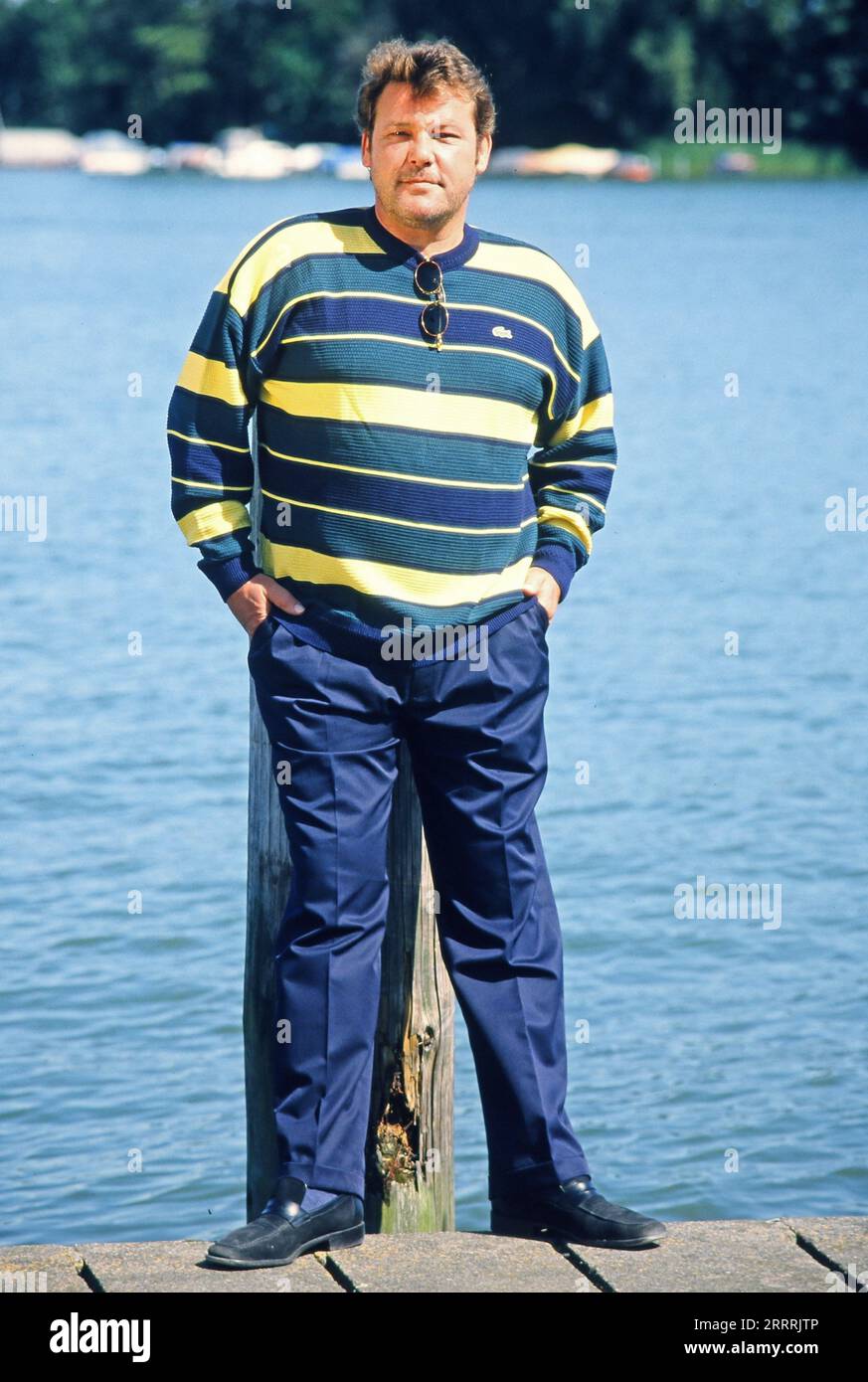 Walter Plathe, deutscher Film- und Theaterschauspieler, auf einem Steg ...