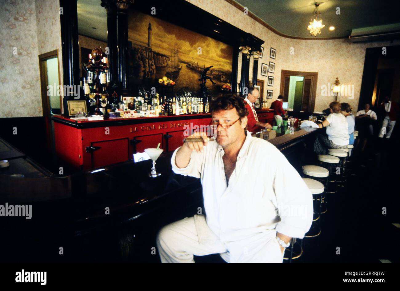 Walter Plathe, deutscher Film- und Theaterschauspieler, mit Zigarre in ...