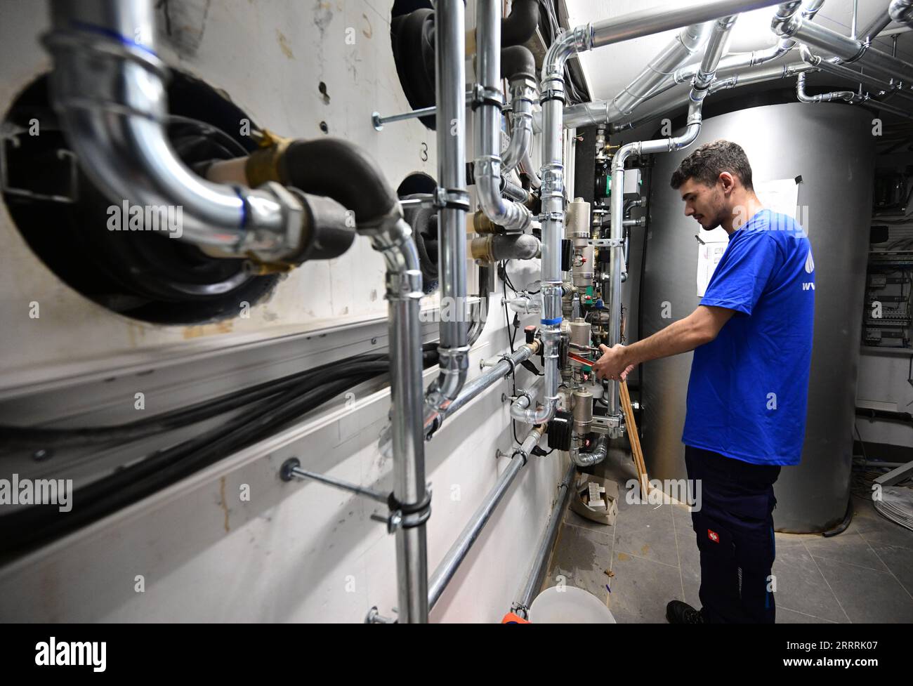 Plankstadt, Germany. 05th Sep, 2023. An employee in a craftsman's ...