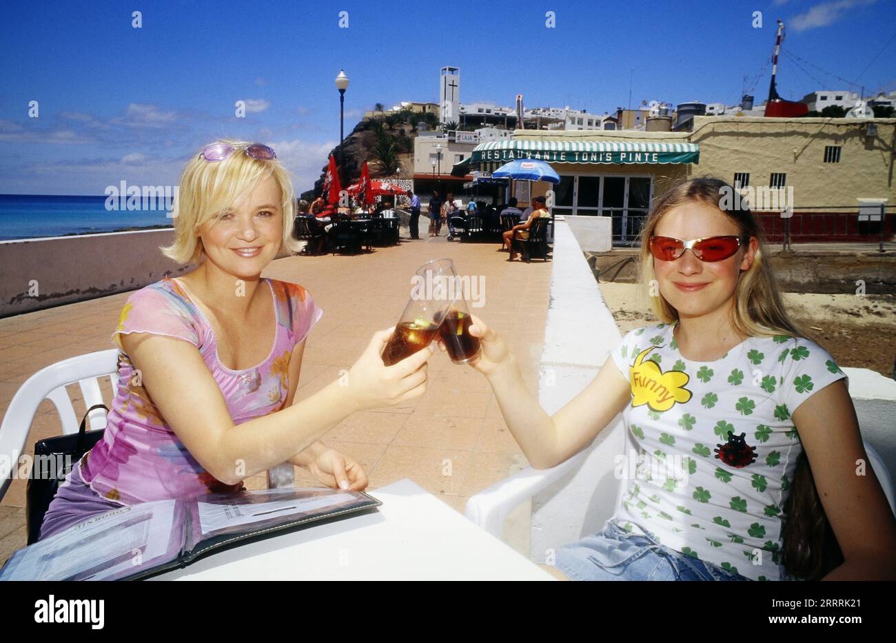 Simone Christ, deutsche Musikerin und Sängerin, mit Tochter Vivien im ...