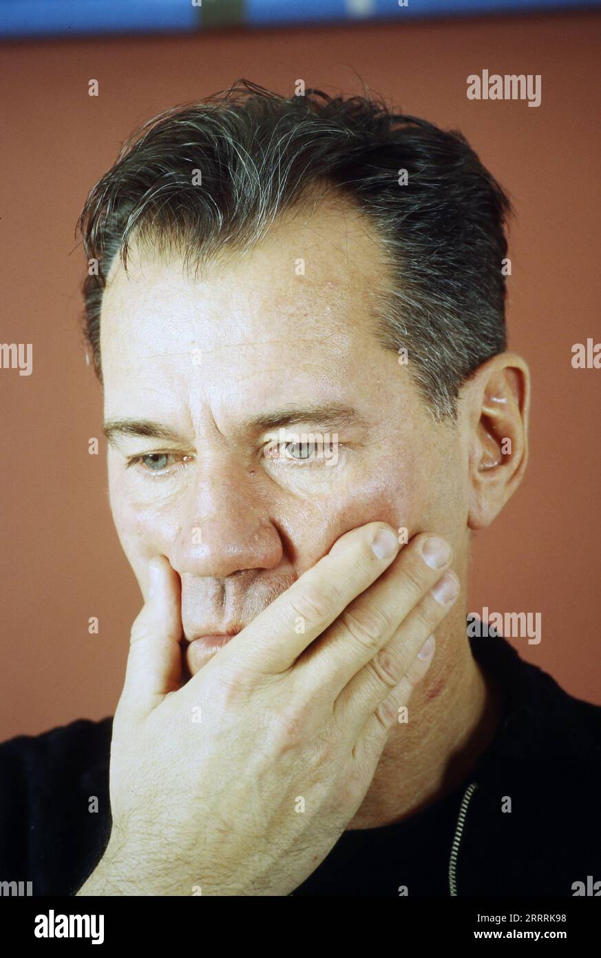 Manfred Lehmann, deutscher Schauspieler und Synchronsprecher, trägt ...