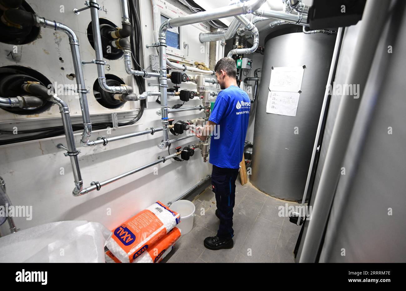 Plankstadt, Germany. 05th Sep, 2023. An employee in a craftsman's ...