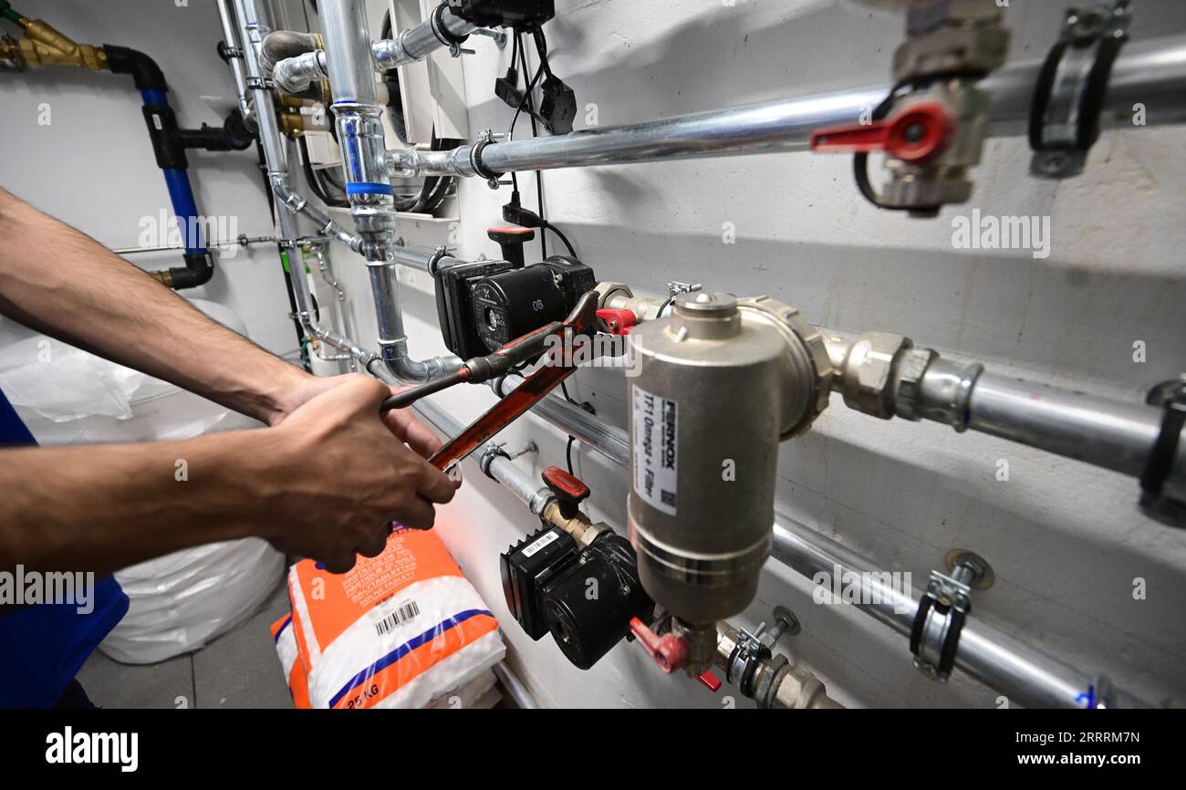 Plankstadt, Germany. 05th Sep, 2023. An employee in a craftsman's ...