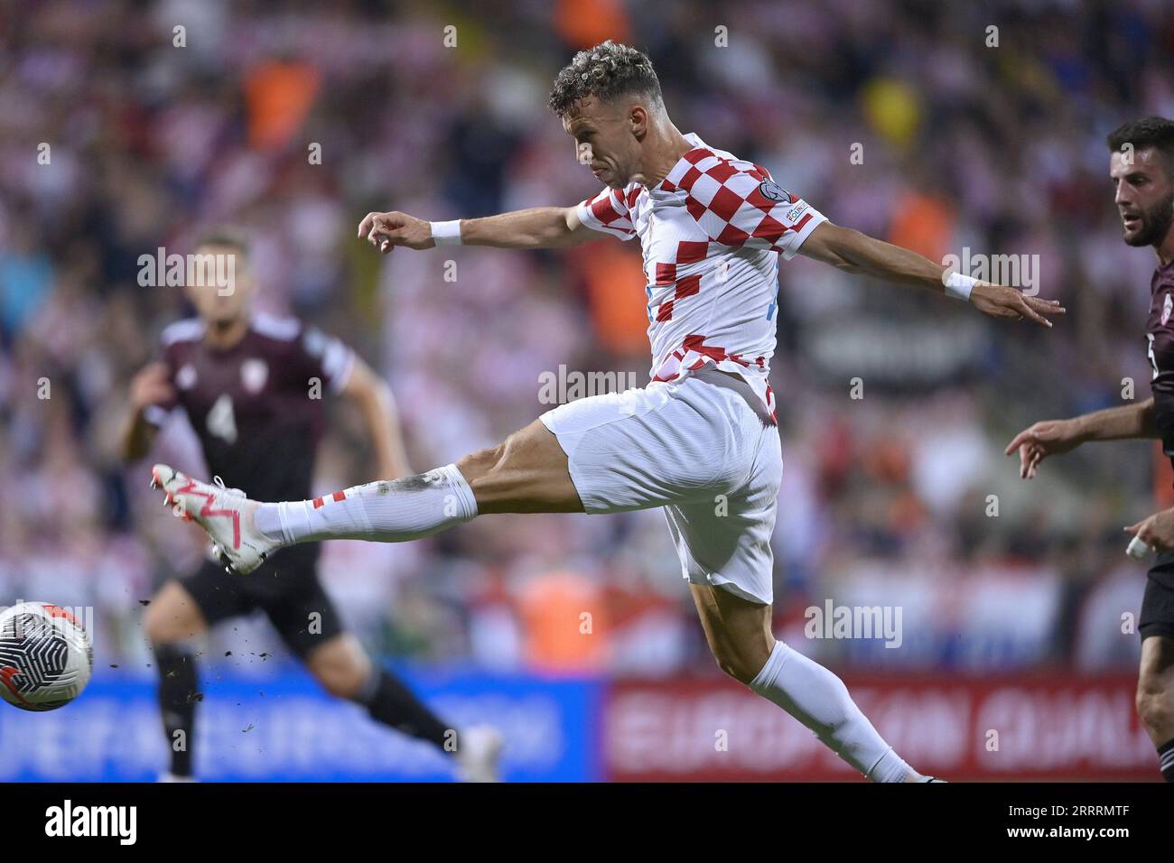 (230909) -- RIJEKA, Sept. 9, 2023 (Xinhua) -- Ivan Perisic (C) of ...
