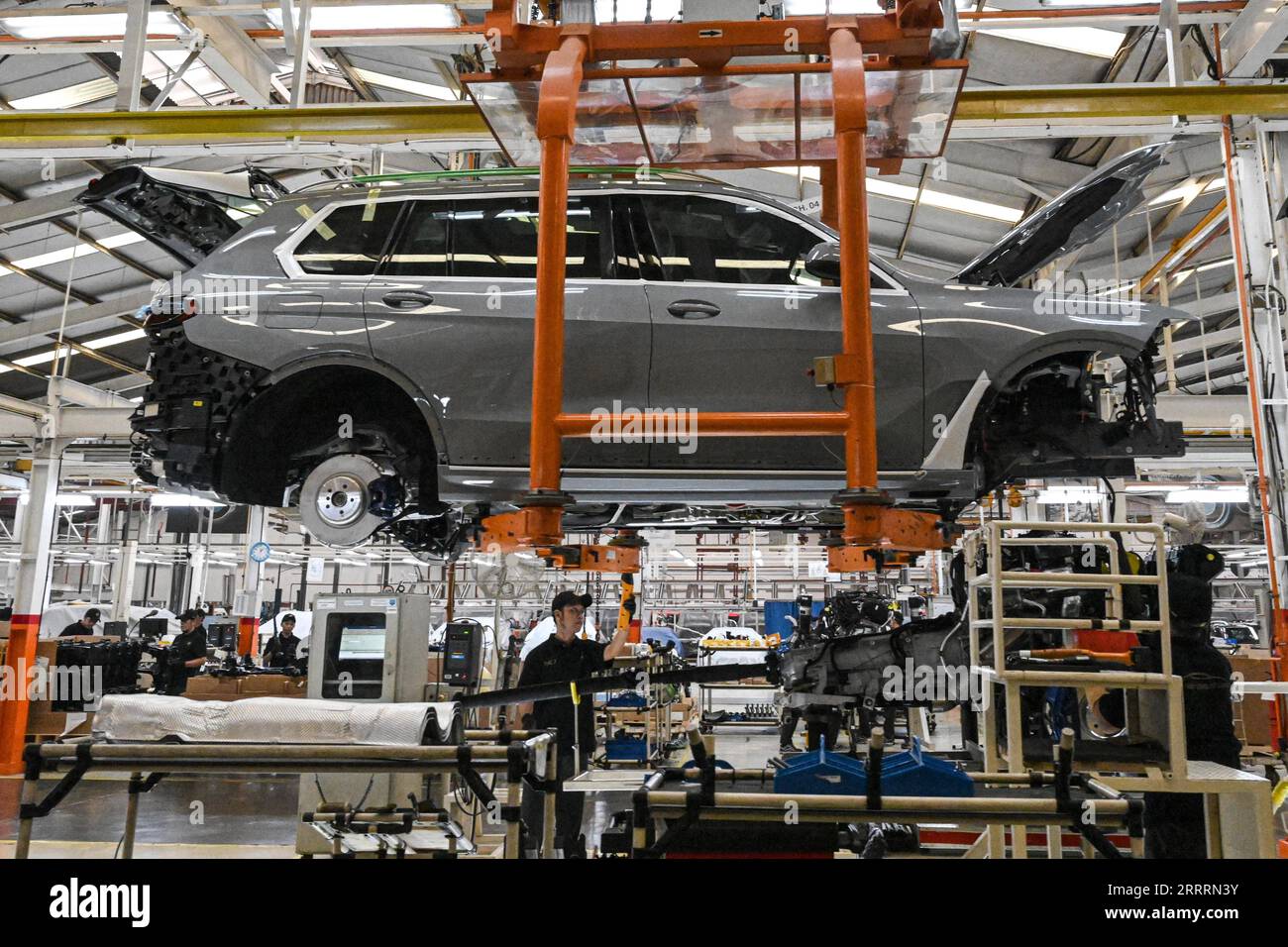 230606 -- JAKARTA, June 6, 2023 -- Workers assemble a BMW car at Gaya ...