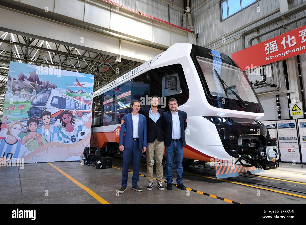 230606 -- TANGSHAN, June 6, 2023 -- Argentine guests pose for photos in ...