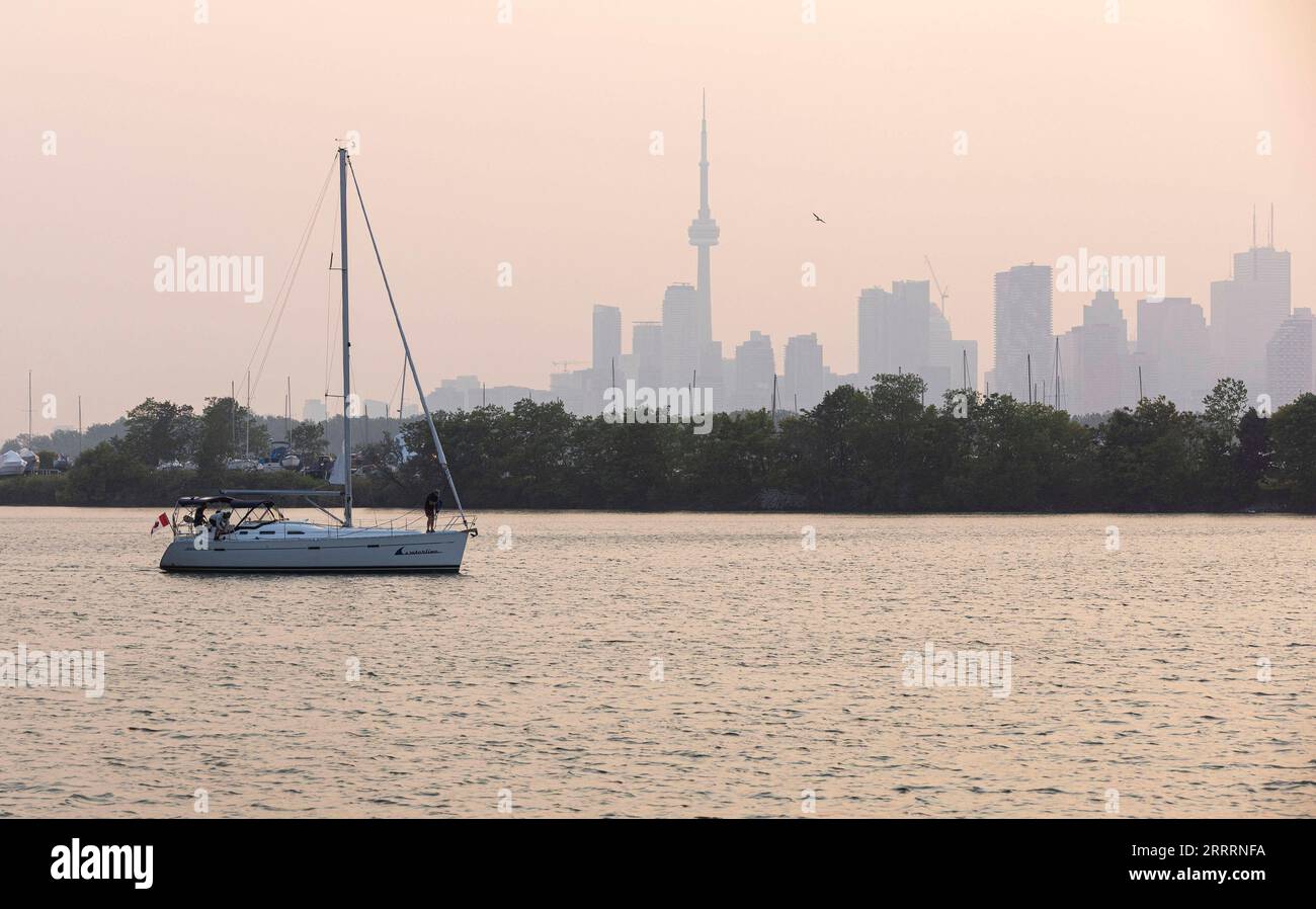 230607 -- TORONTO, June 7, 2023 -- Wildfire smoke shrouds Toronto ...