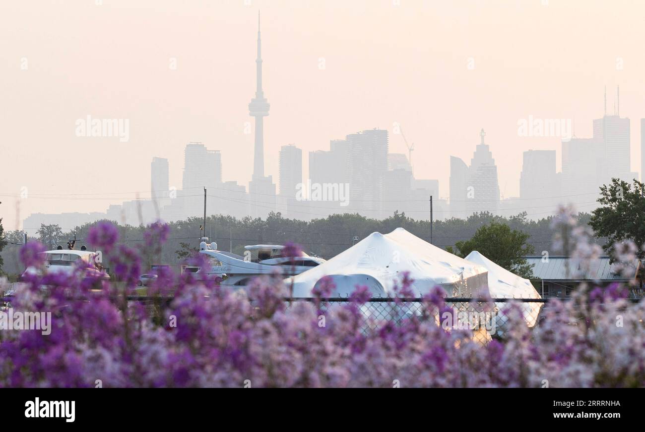 230607 -- TORONTO, June 7, 2023 -- Wildfire smoke shrouds Toronto ...