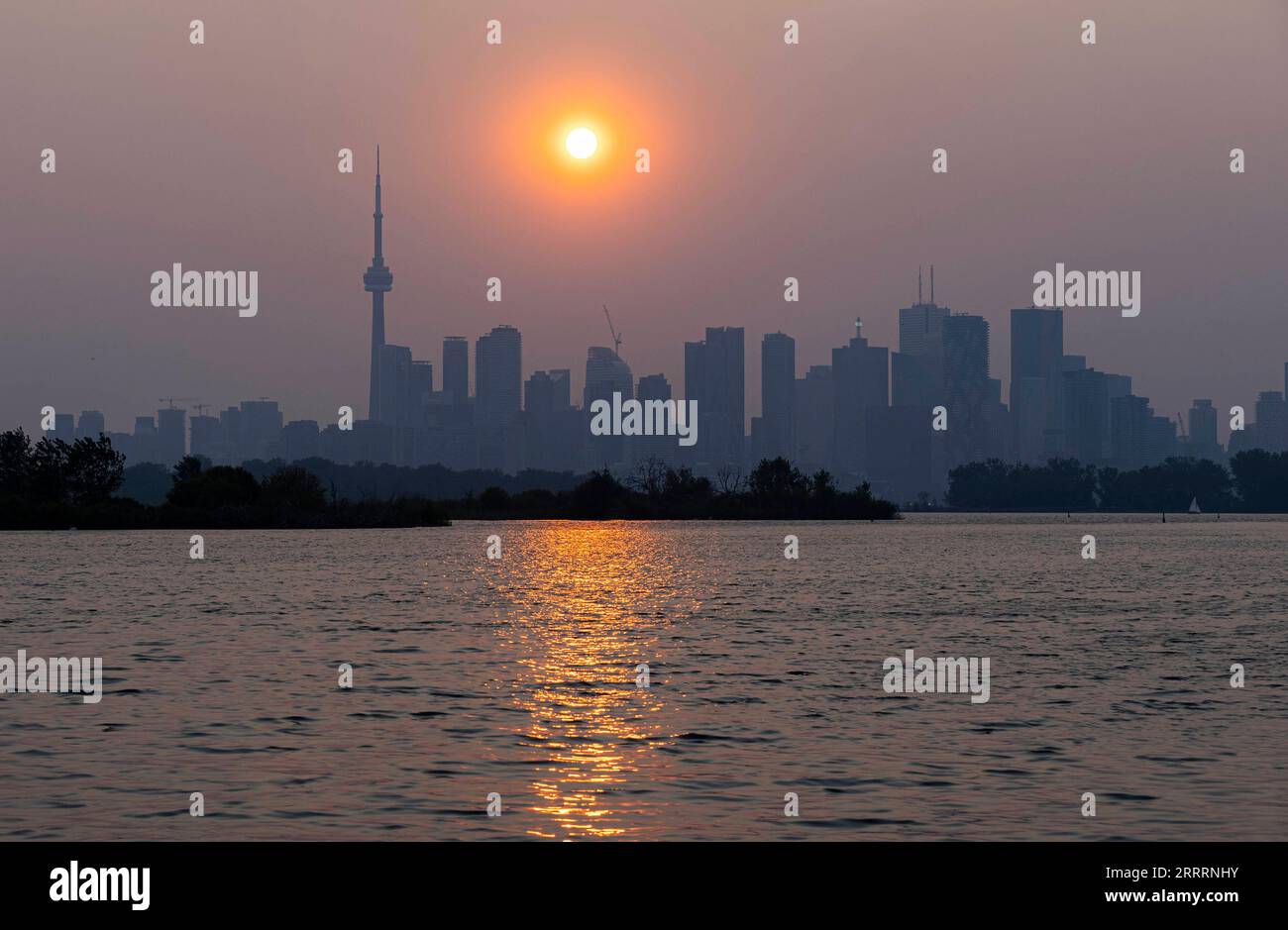 230607 -- TORONTO, June 7, 2023 -- Wildfire smoke shrouds Toronto ...