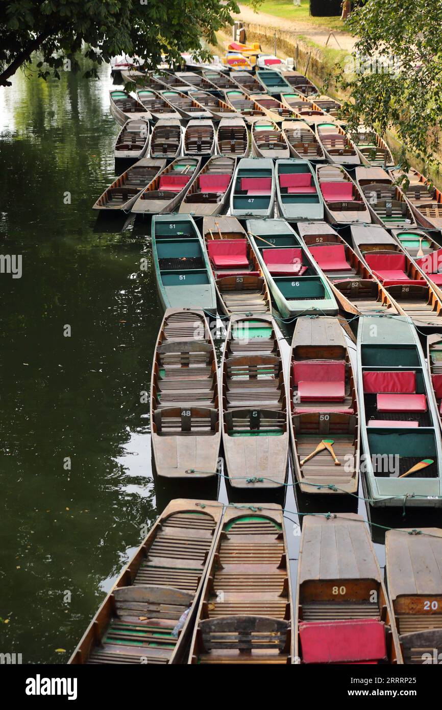 Traditional wooden punts on the river Cherwell near Magdalen Bridge in ...