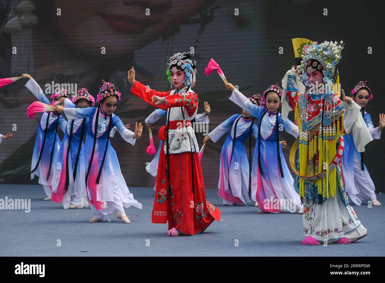 230609 -- HANGZHOU, June 9, 2023 -- Actors perform a Chinese opera on ...