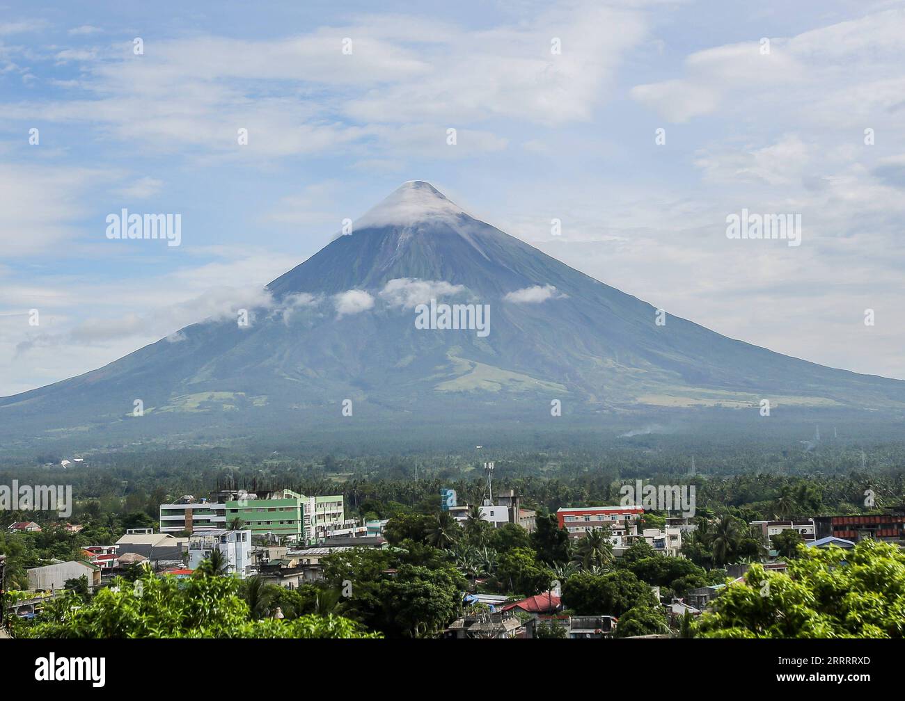Philippinen, Vulkan Mayon aktiv 230613 -- MANILA, June 13, 2023 -- The ...