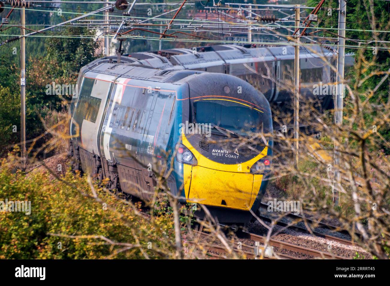 Avanti Pendolino train at Winwick curve on the WCML Stock Photo - Alamy