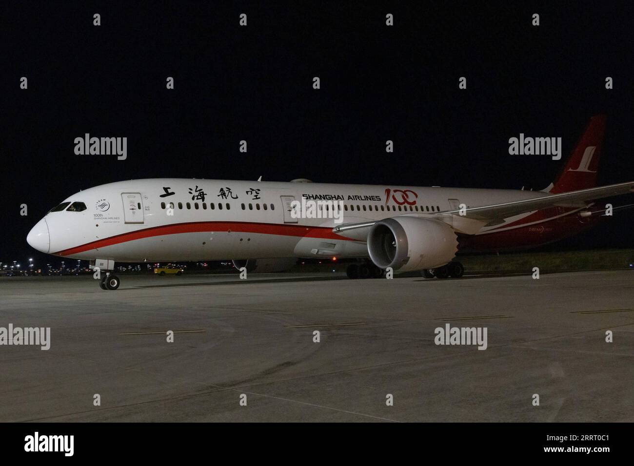 Boeing b787 at night hi-res stock photography and images - Alamy
