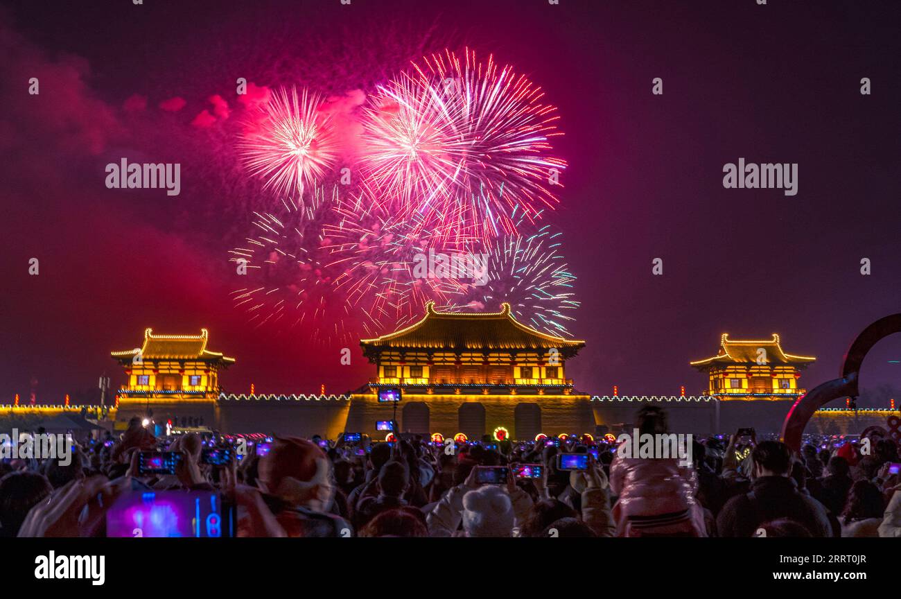 230620 -- ZHENGZHOU, June 20, 2023 -- People view a fireworks show at ...