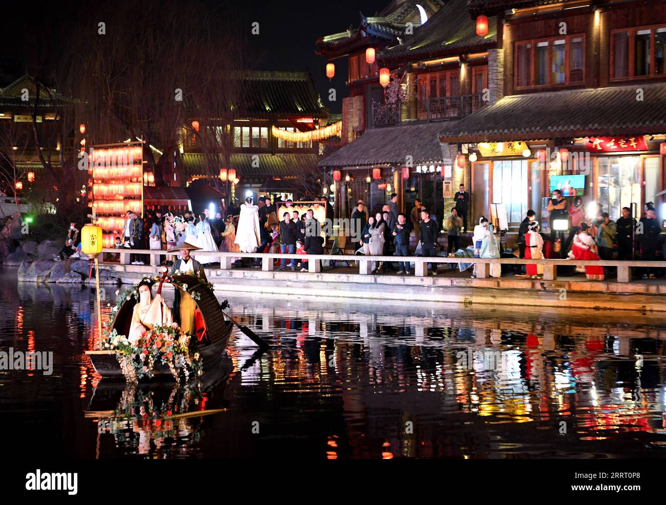 230620 -- ZHENGZHOU, June 20, 2023 -- Tourists visit the Luoyi ancient ...