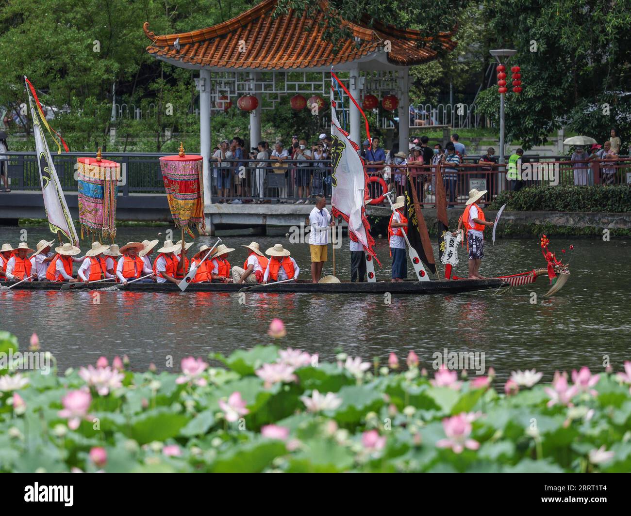 230623 -- GUANGZHOU, June 23, 2023 -- The dragon boat from Yanbu street ...