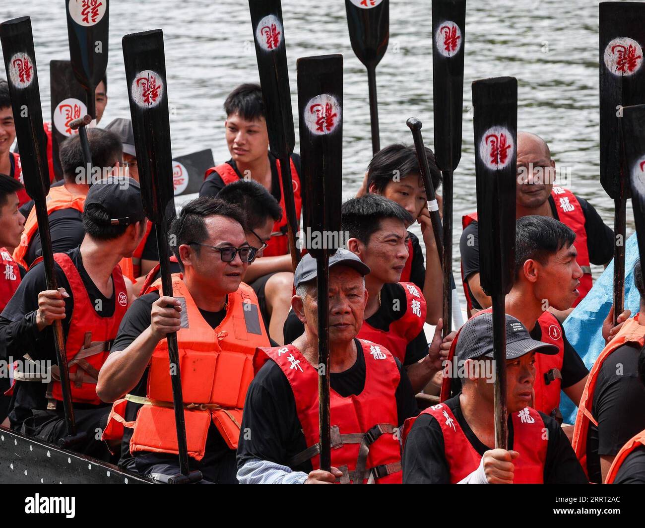 230623 -- GUANGZHOU, June 23, 2023 -- Oarsmen of a visiting dragon boat ...