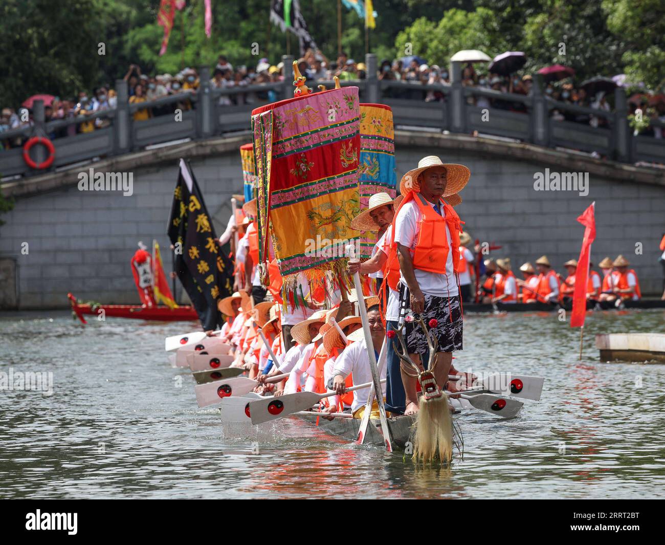 230623 -- GUANGZHOU, June 23, 2023 -- The dragon boat from Yanbu street ...
