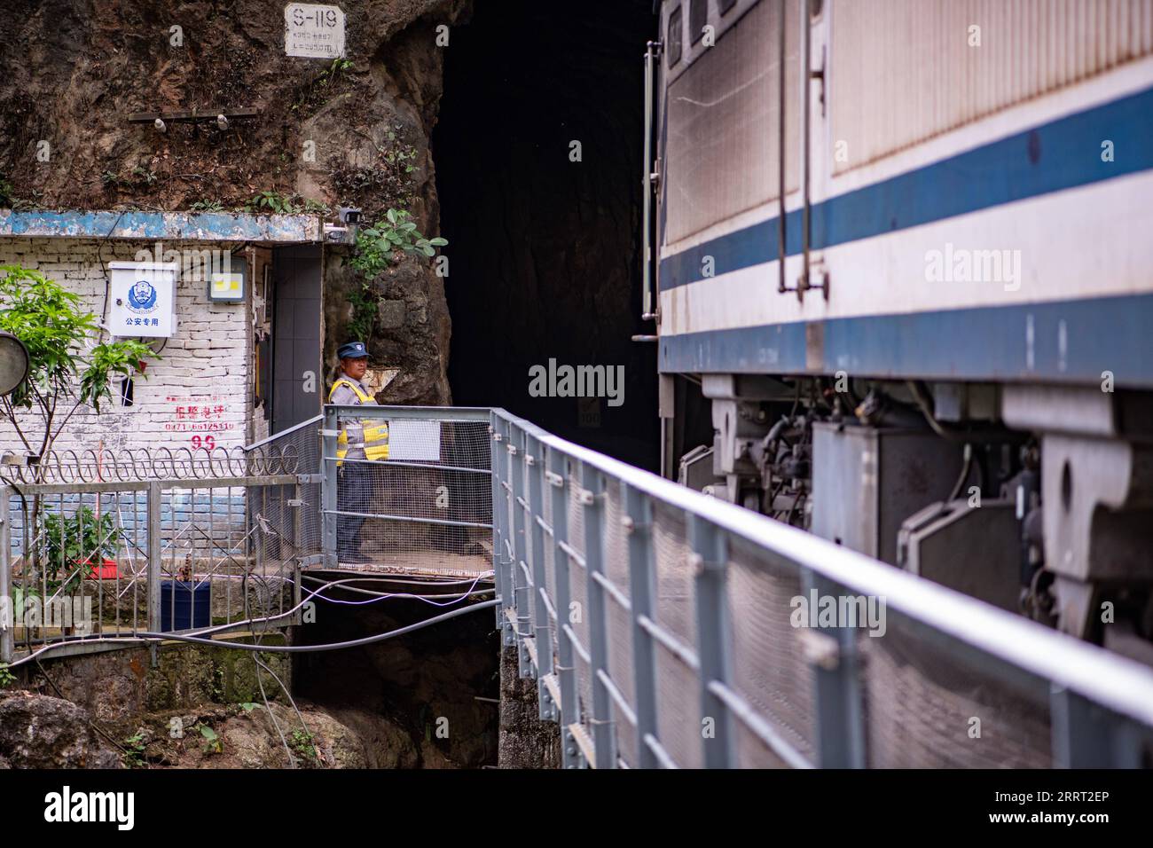 Train drives over bridge hi-res stock photography and images - Alamy
