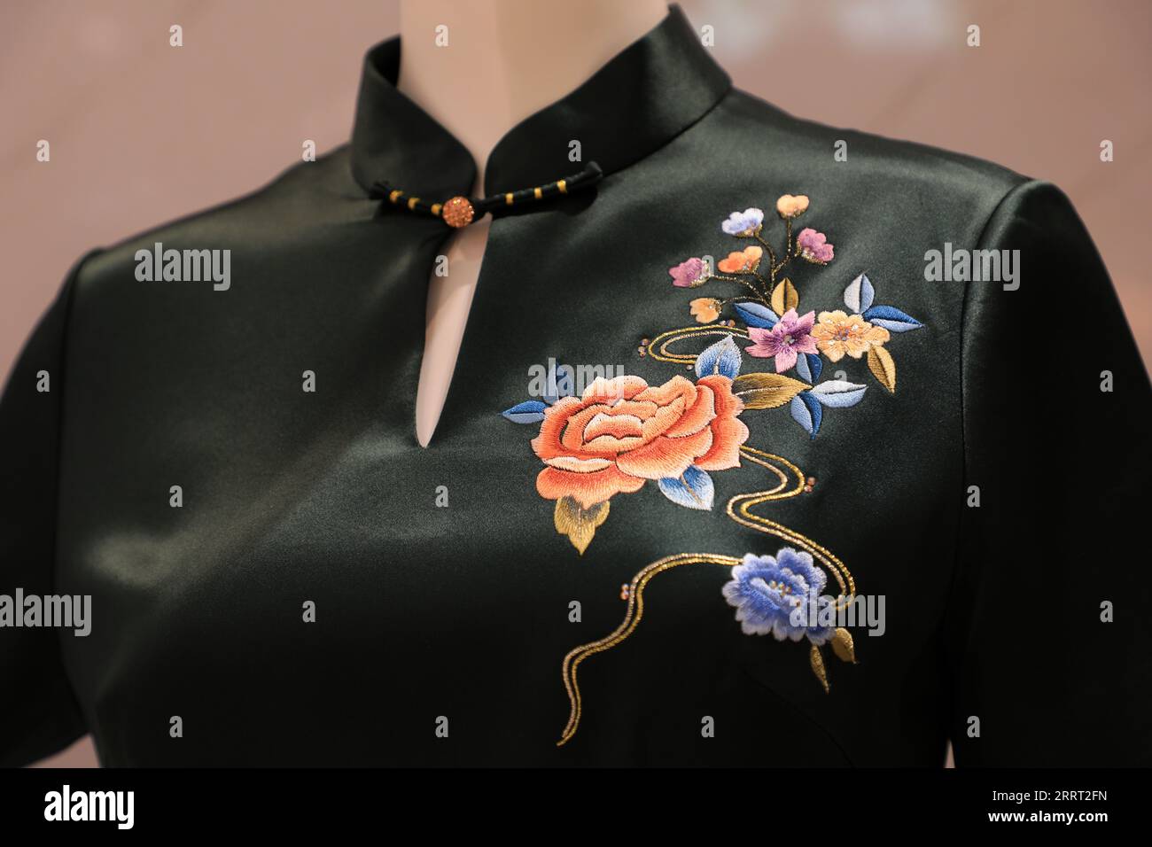 Close up photo of Chinese cheongsam collar Stock Photo - Alamy