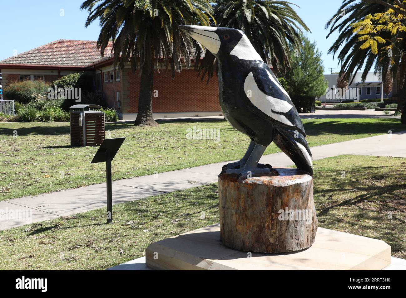 The big magpie statue hi-res stock photography and images - Alamy