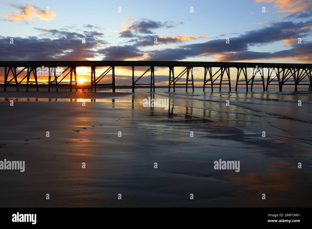 Wooden pier sunset seascape hi-res stock photography and images - Alamy