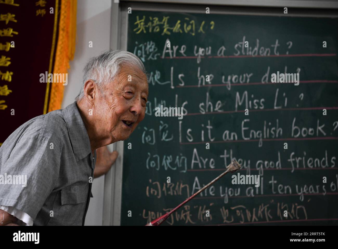230630 -- HEXIAN, June 30, 2023 -- Ye Lianping gives an English class ...