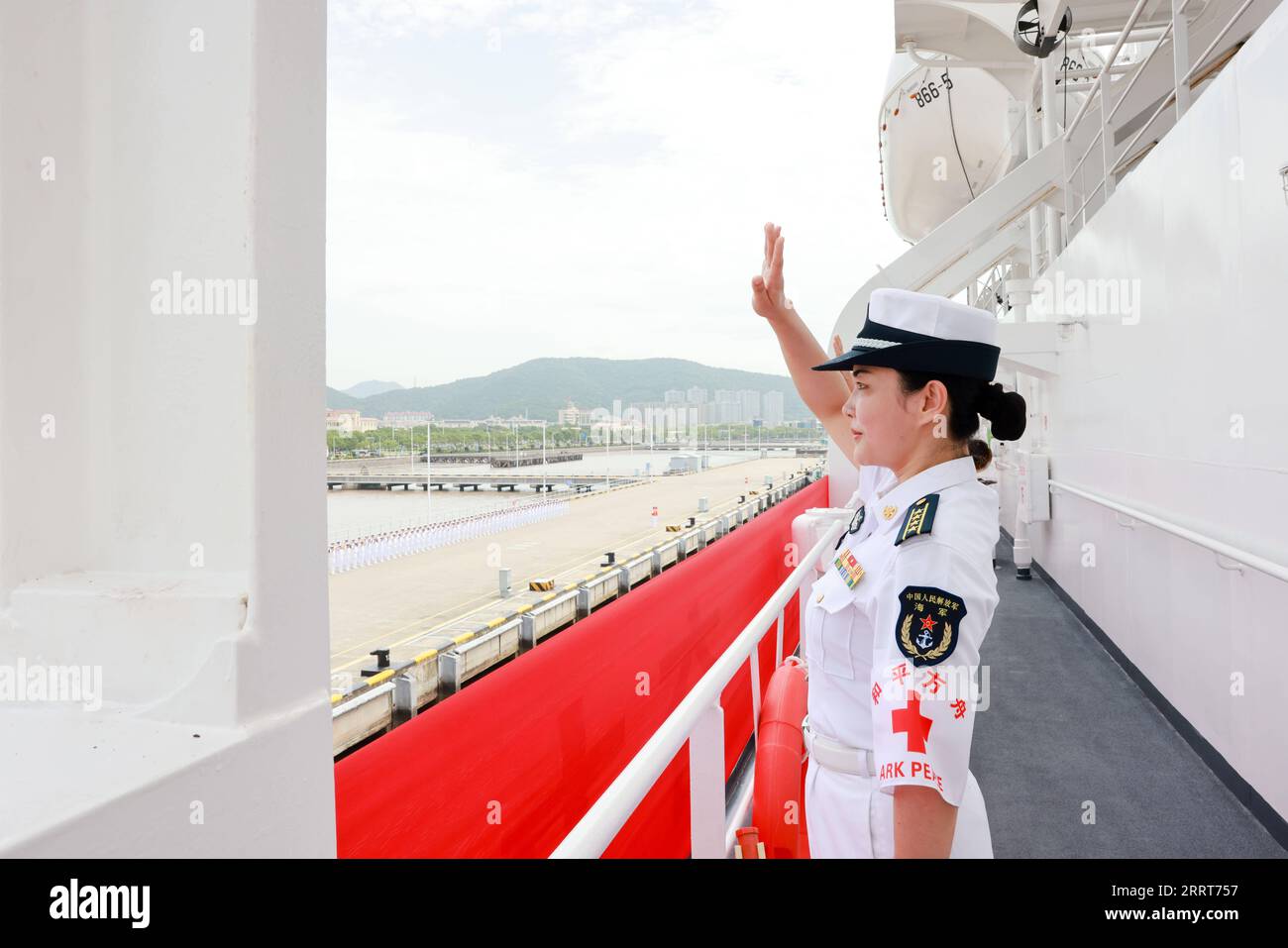 Soldiers wave goodbye hi-res stock photography and images - Alamy