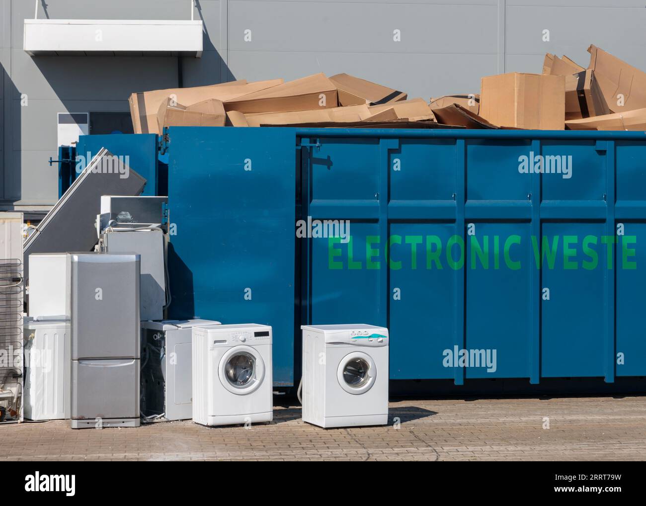 Disposal garbage electronic scrap hi-res stock photography and images ...